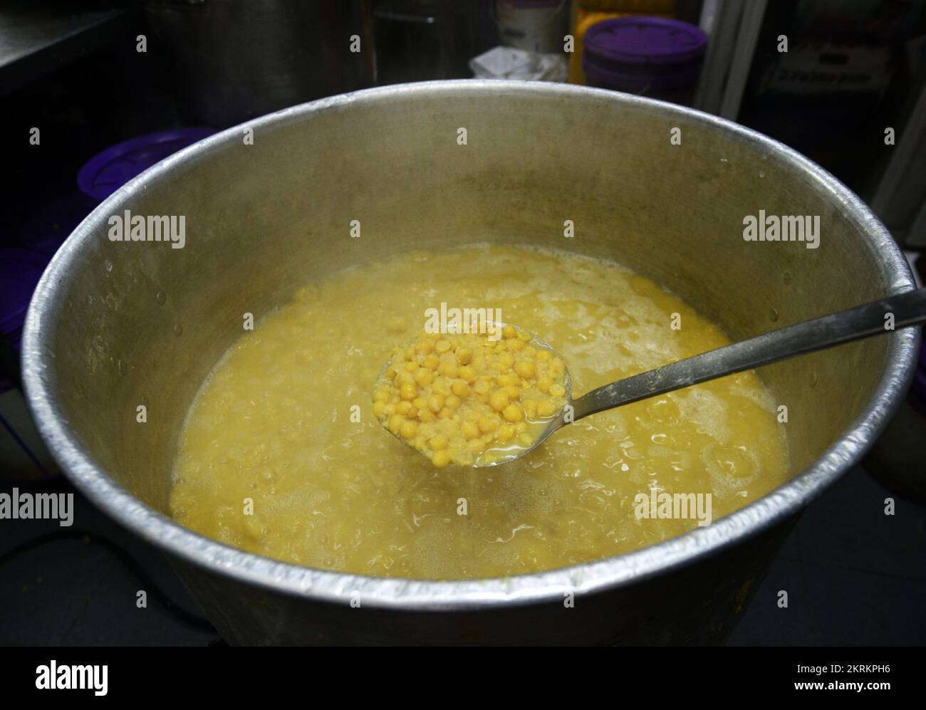 Palestinian cooking hi-res stock photography and images - Alamy
