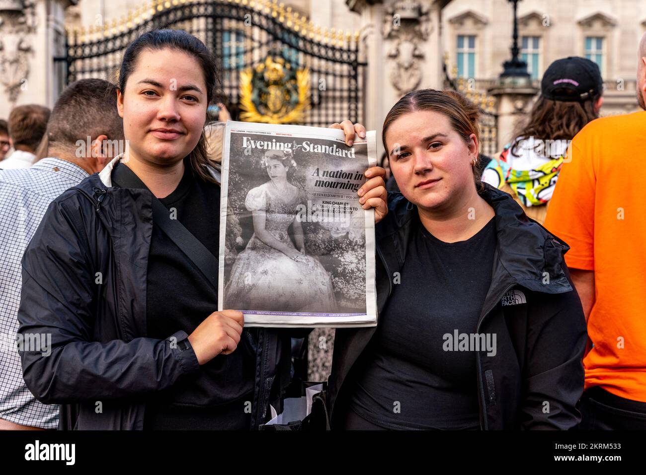British People Gather Outside Buckingham Palace To Pay Their Respects ...