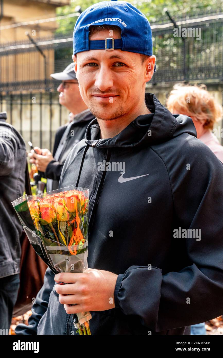 British People Gather Outside Buckingham Palace To Lay Flowers and Pay ...