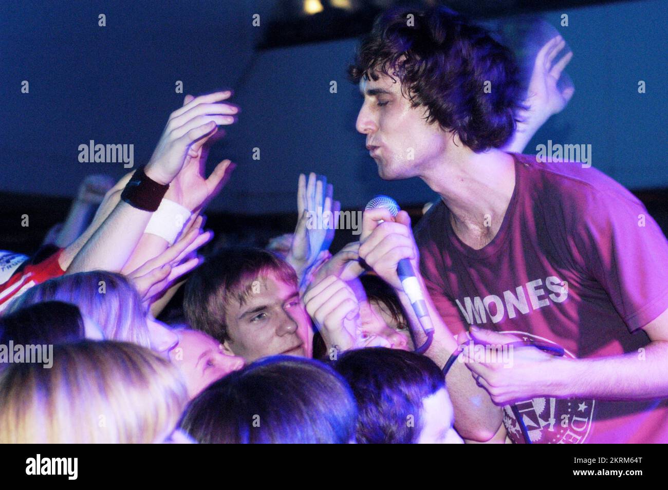 THE RAPTURE, YOUNG, CONCERT, 2004: Singer LUKE JENNER from the RAPTURE ...