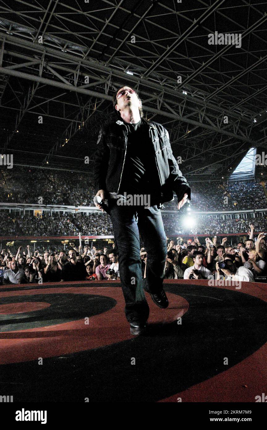 Bono u2 2005 concert hi-res stock photography and images - Alamy