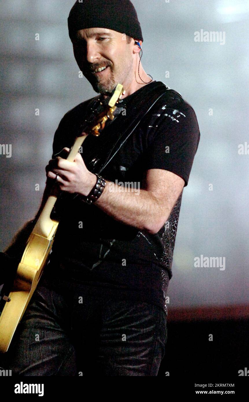 With guitarist the edge hi-res stock photography and images - Alamy