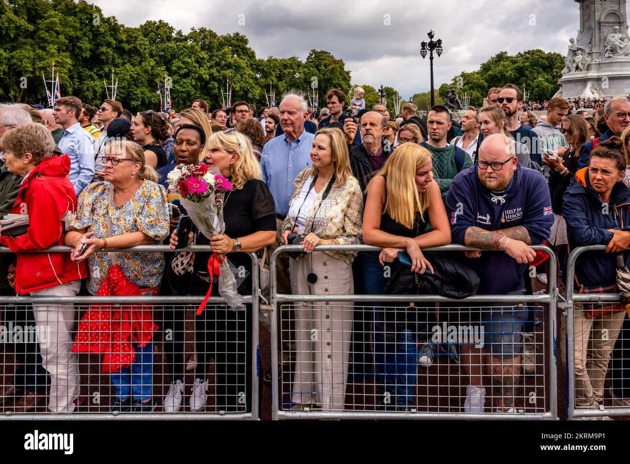 British People Wait Outside Buckingham Palace For The Arrival Of King ...