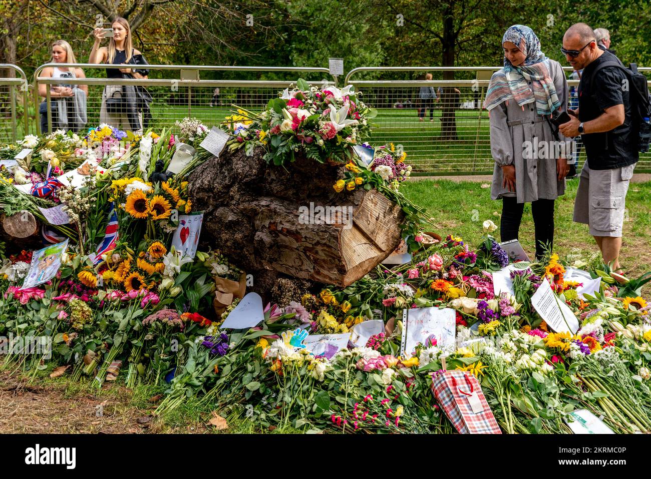 British People Looking At The Floral Tributes For Queen Elizabeth II In ...