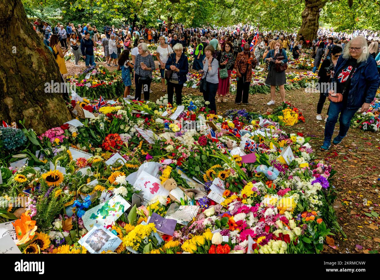 British People Looking At The Floral Tributes For Queen Elizabeth II In ...