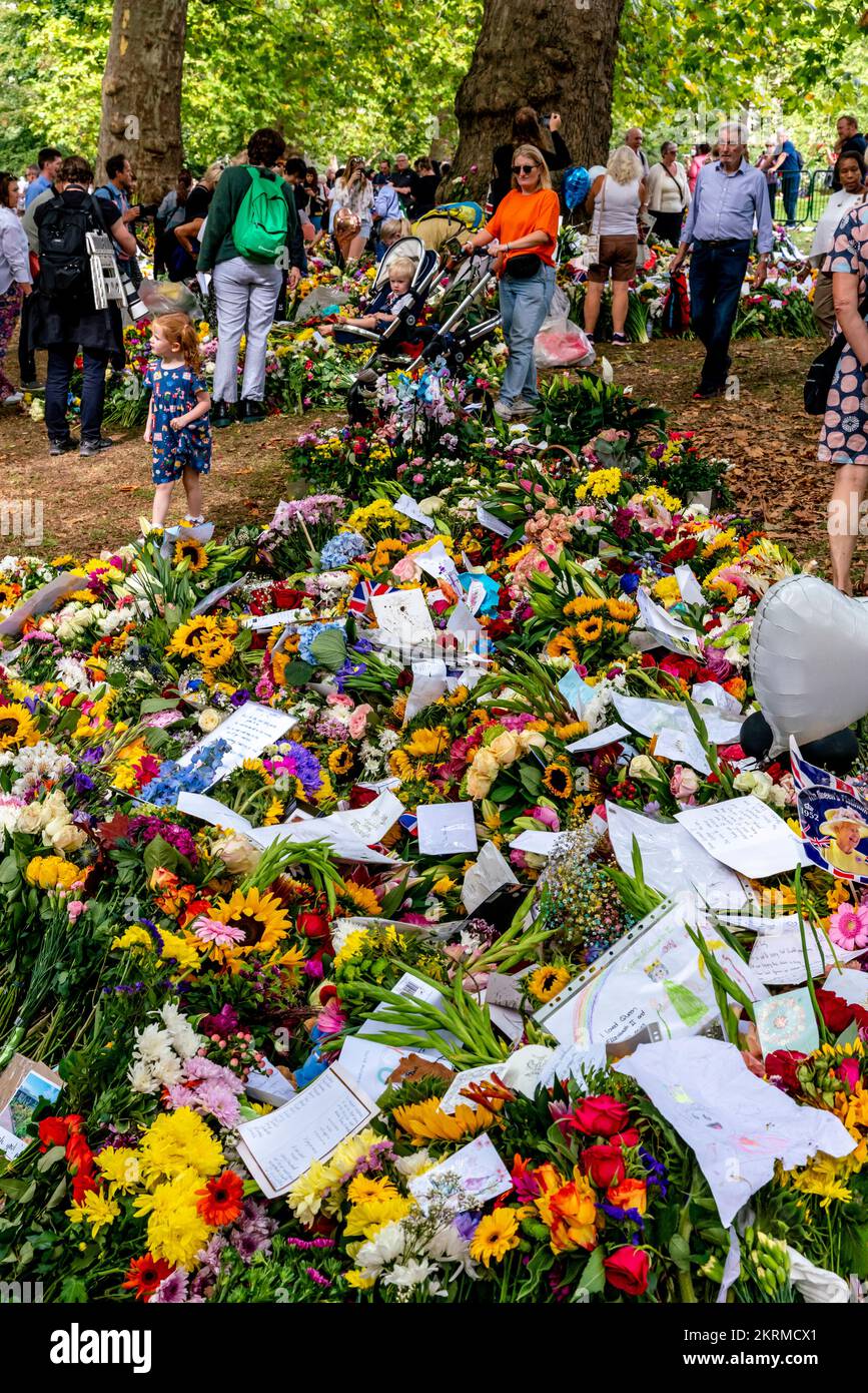 British People Looking At The Floral Tributes For Queen Elizabeth II In ...
