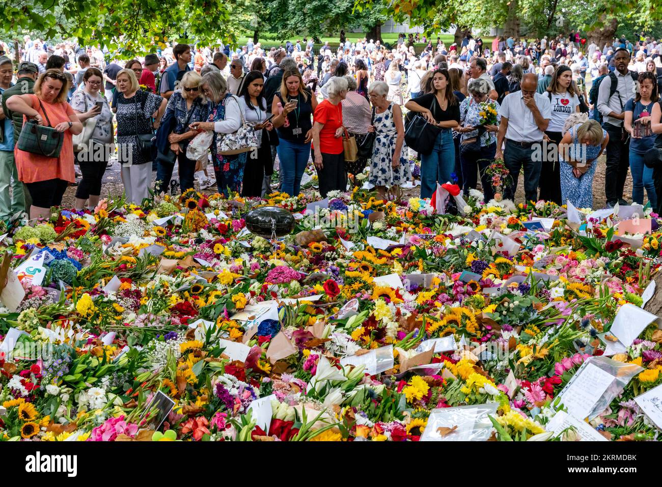 British People Looking At The Floral Tributes For Queen Elizabeth II In ...