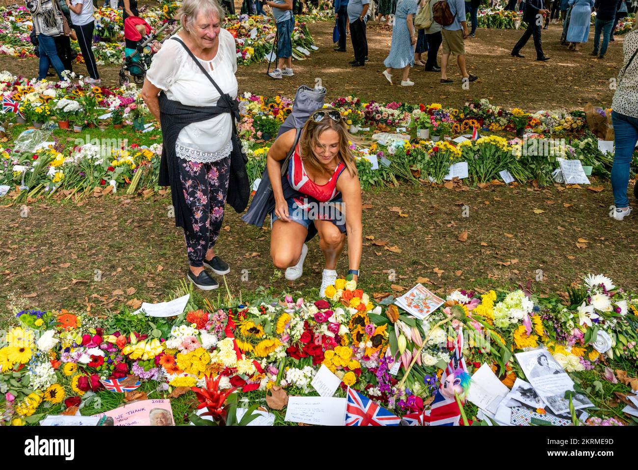 British People Laying Flowers For Queen Elizabeth II In The Floral ...
