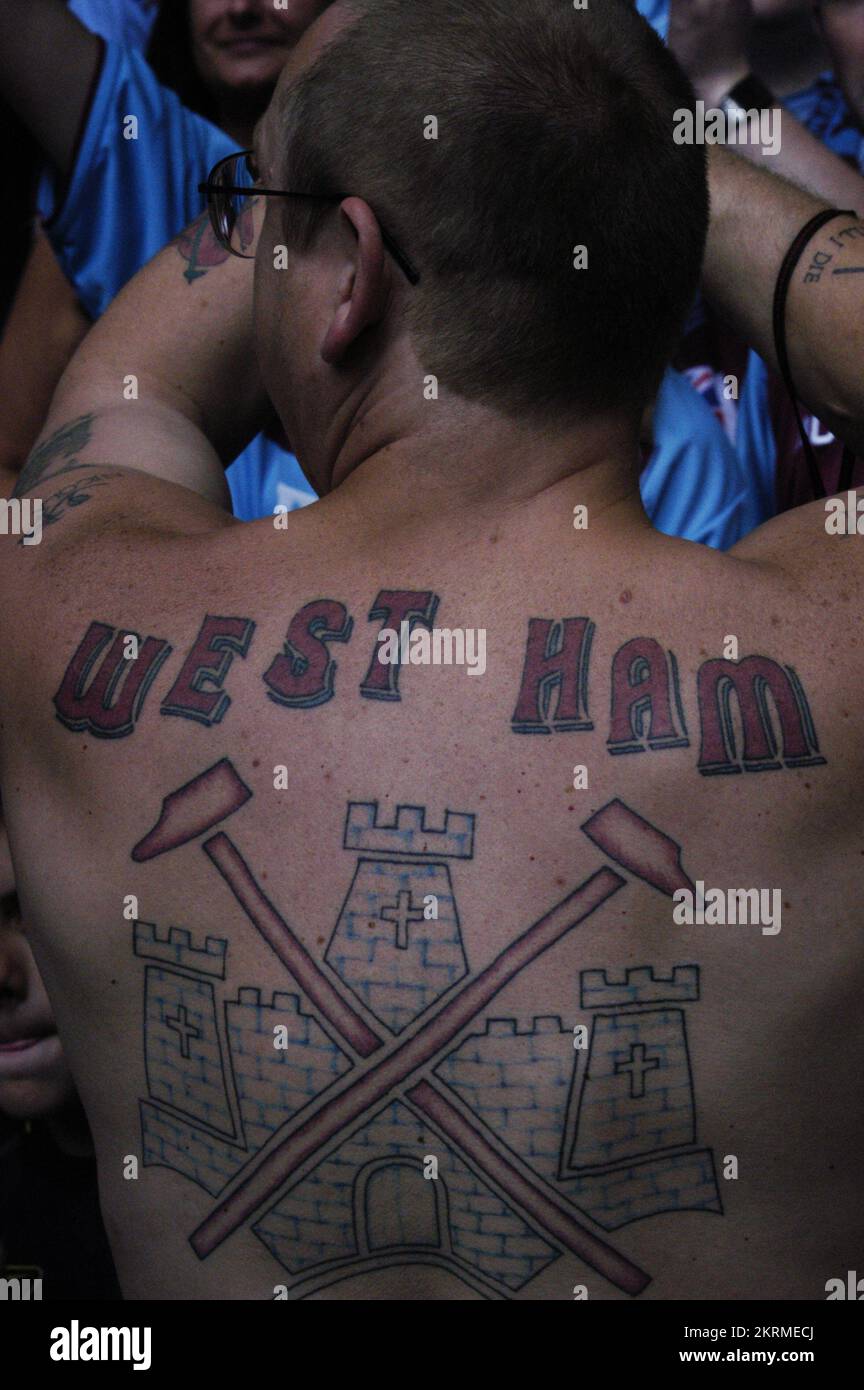 Crystal palace fan before the game hi-res stock photography and images ...