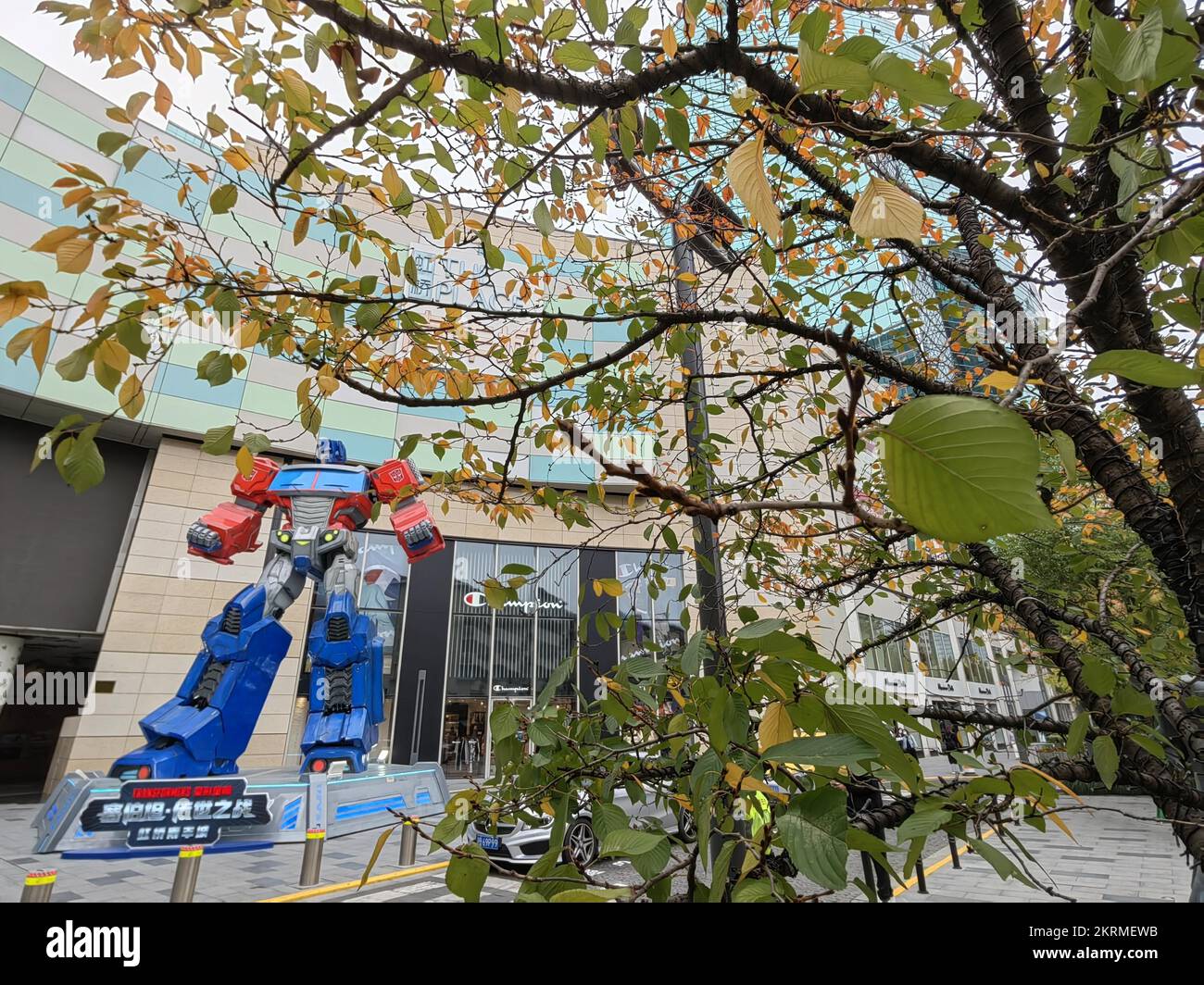 A 9 meters high Optimus Prime appeared at the entrance of Hongqiao The ...