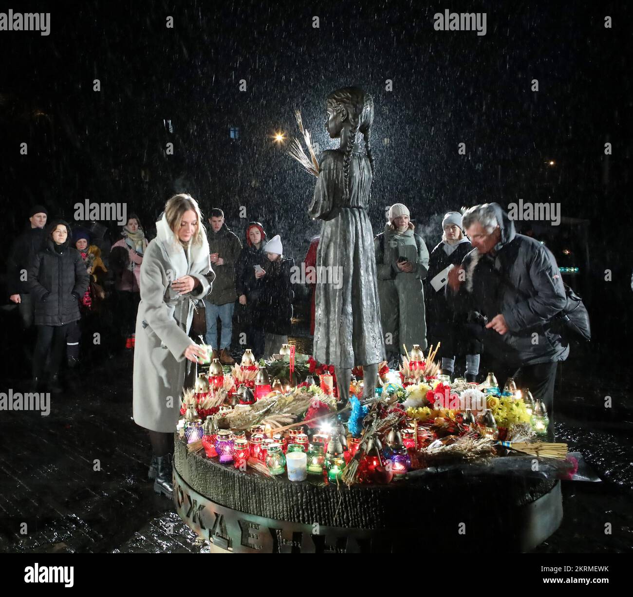 Non Exclusive: KYIV, UKRAINE - NOVEMBER 26, 2022 - People pay tribute ...