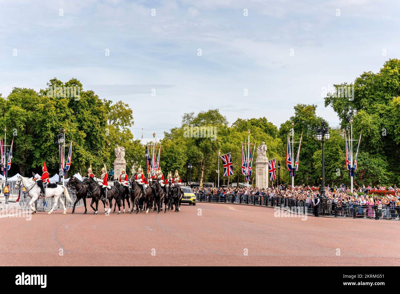 People Watch Soldiers Arriving At Buckingham Palace For The Changing Of ...