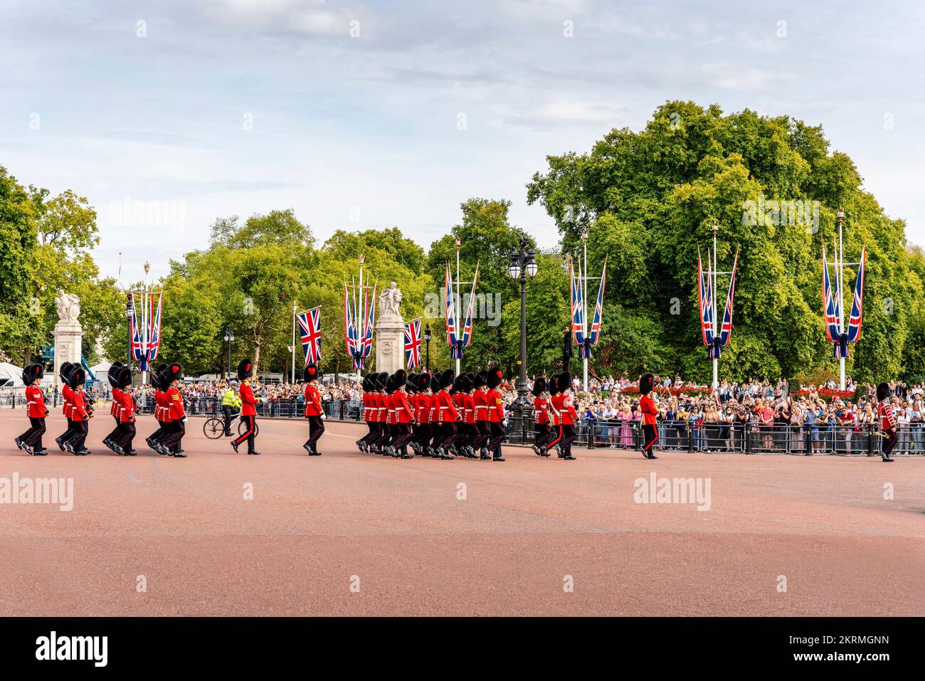 Crowds Watch Soldiers Leaving Buckingham Palace After The Changing Of ...