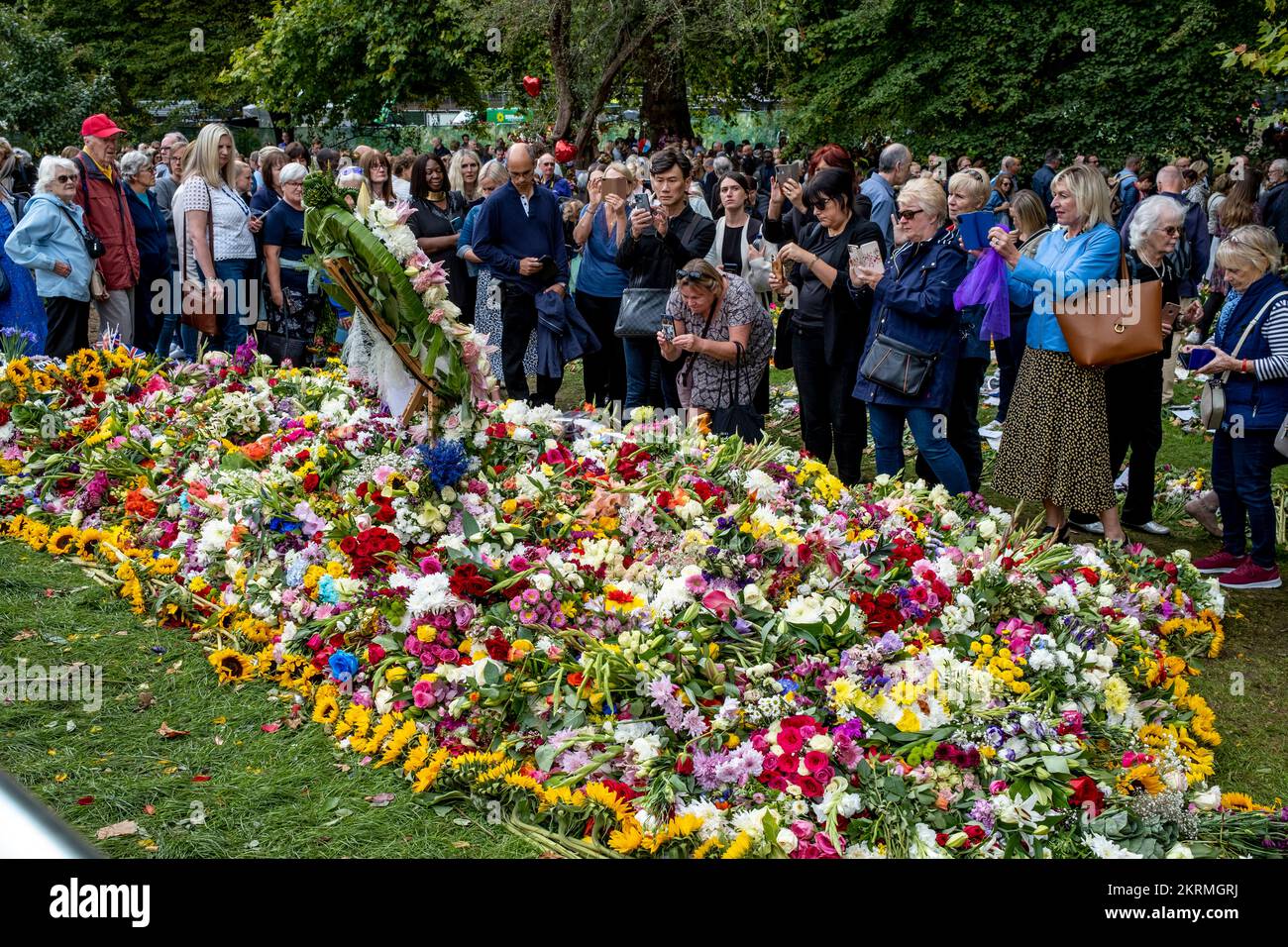British People Looking At The Floral Tributes For Queen Elizabeth II In ...