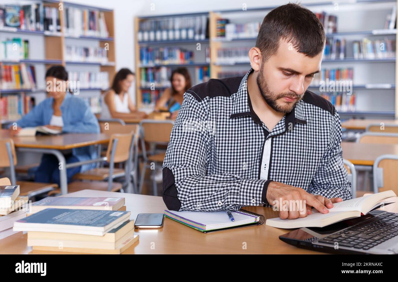Library user hi-res stock photography and images - Alamy