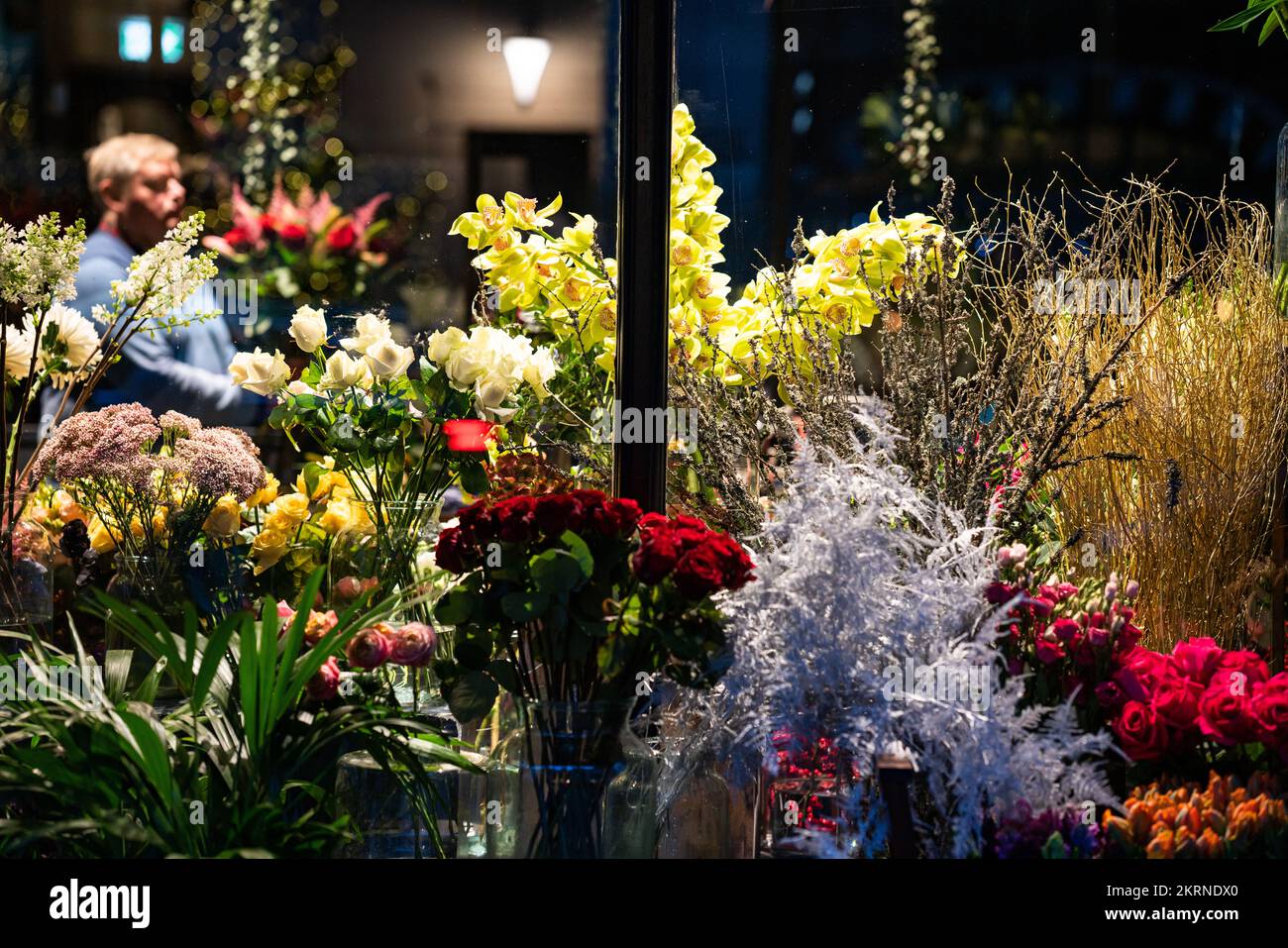 Flower shop window display hi-res stock photography and images - Alamy