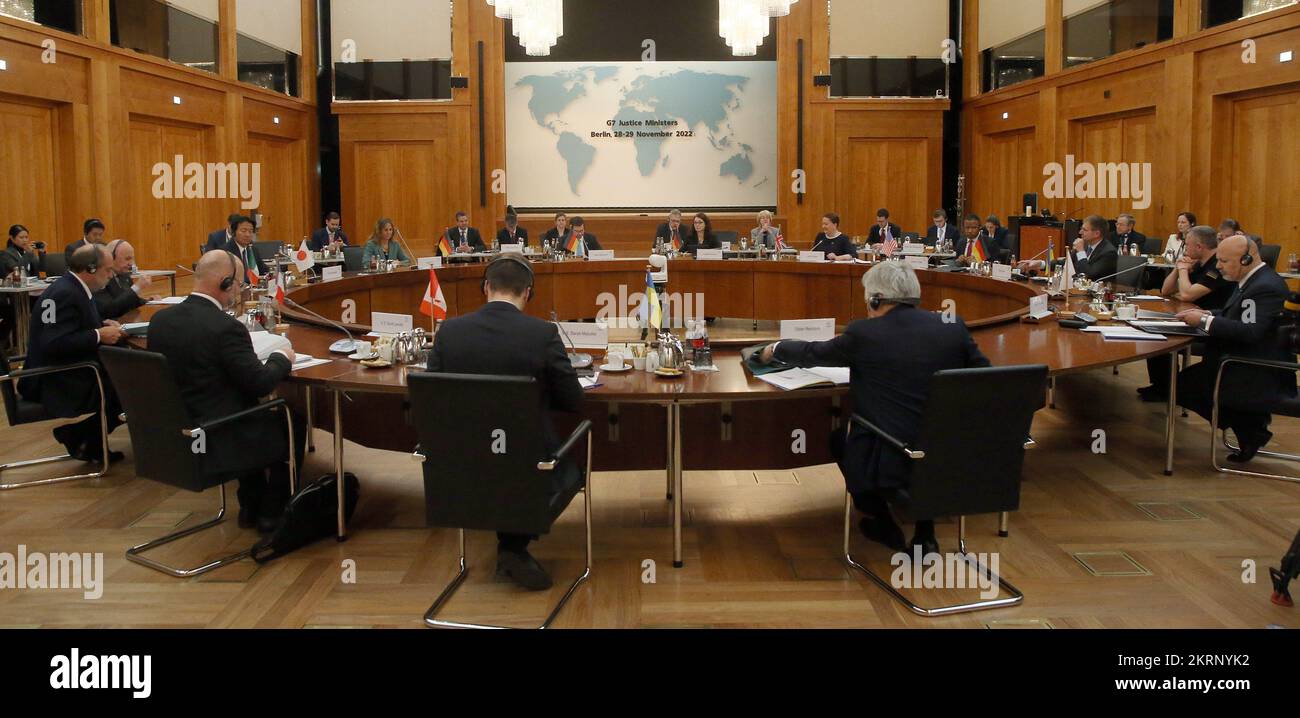 Round meeting table world map hi-res stock photography and images - Alamy