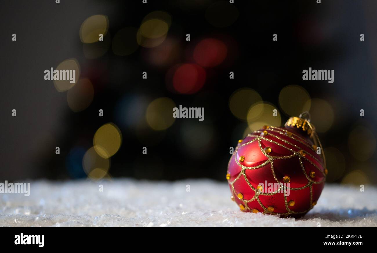 red Christmas bauble in snow Stock Photo - Alamy