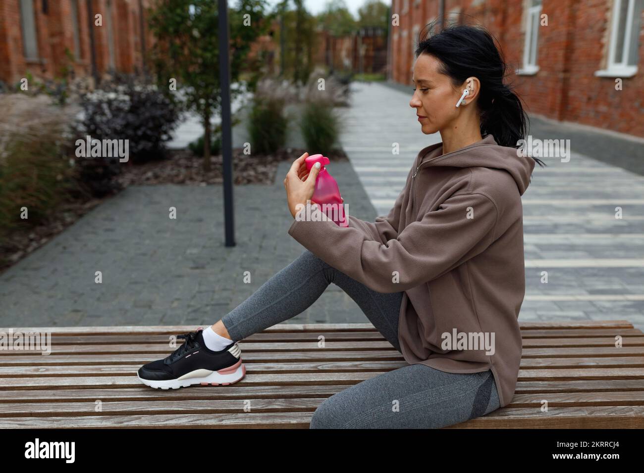 Runner athlete sitting on bench hi-res stock photography and images - Alamy