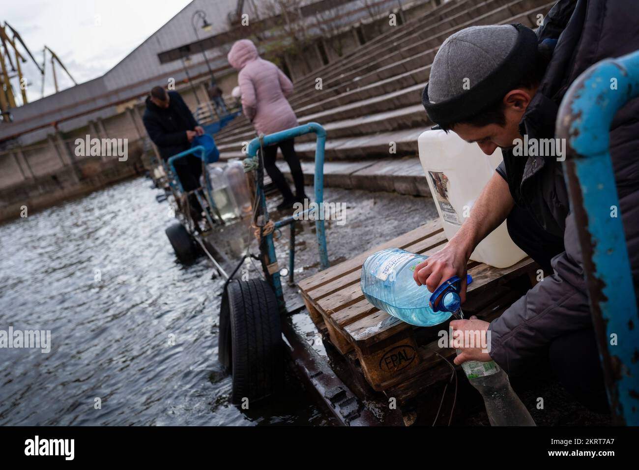 Kherson, Ukraine. 21st Nov, 2022. Residents of Kherson seen collecting ...