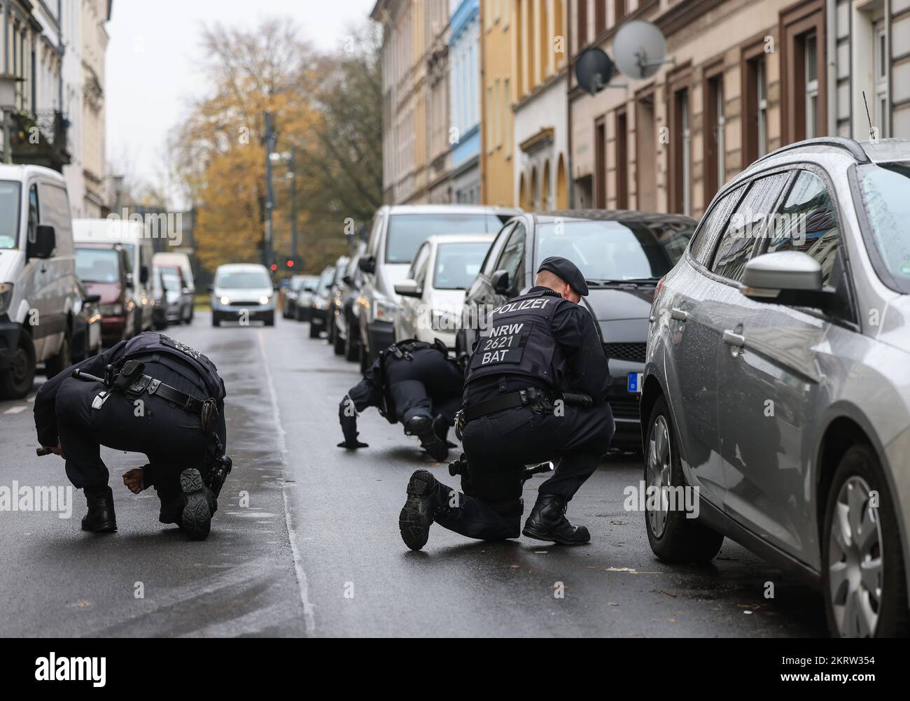 Krefeld, Germany. 29th Nov, 2022. Police officers search for clues near ...