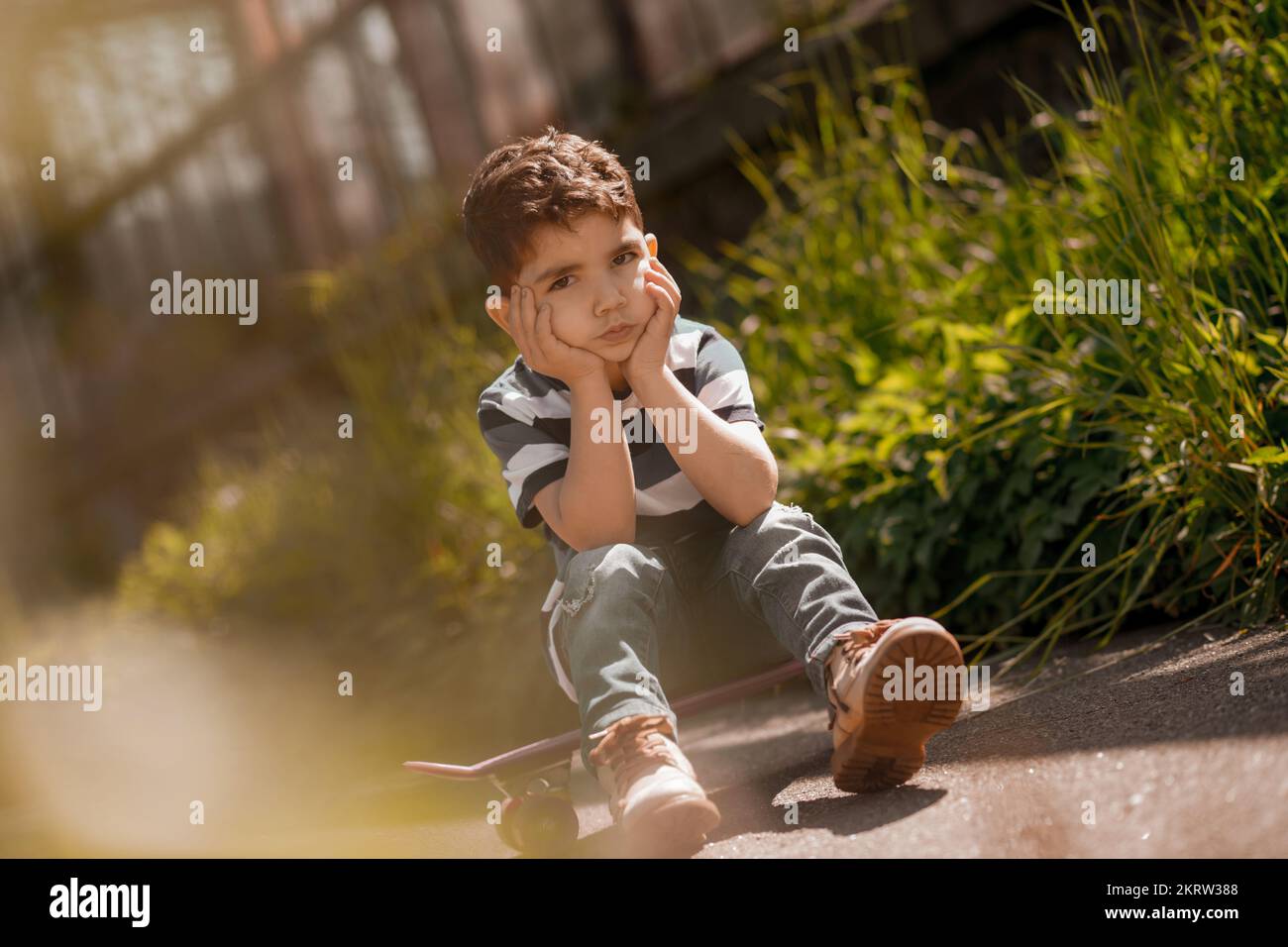 Lonely sitting skateboard hi-res stock photography and images - Alamy