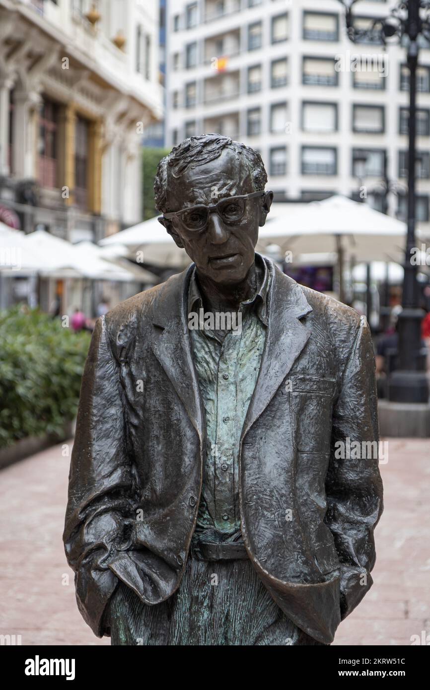 Bronze statue of woody allen hi-res stock photography and images - Alamy