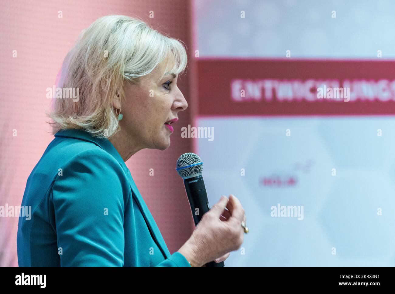 PRODUCTION - 28 November 2022, Hessen, Frankfurt/Main: Kristina Sinemus ...