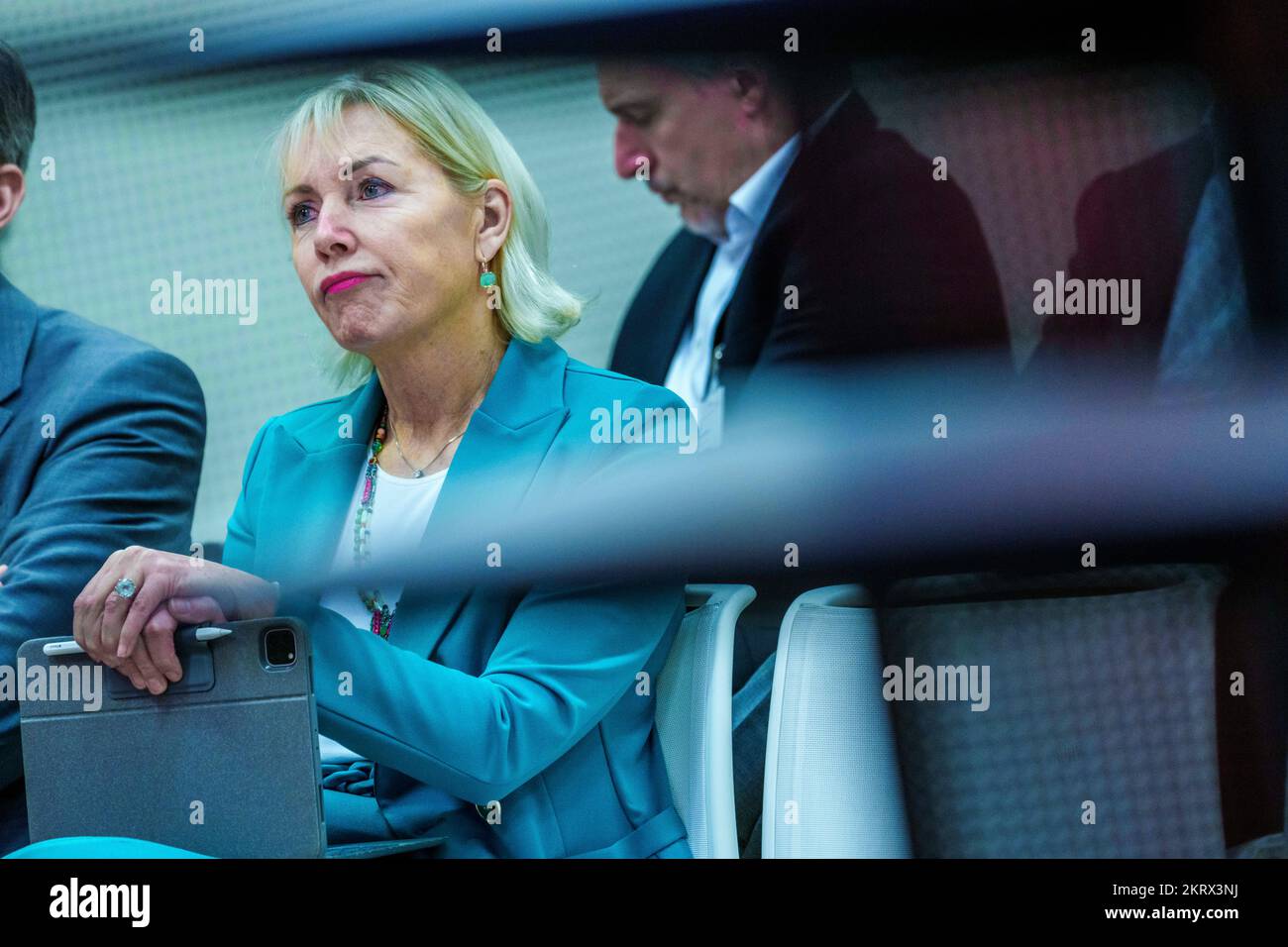 PRODUCTION - 28 November 2022, Hessen, Frankfurt/Main: Kristina Sinemus ...