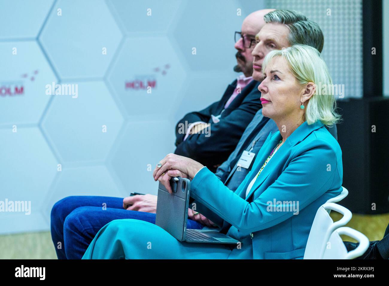 PRODUCTION - 28 November 2022, Hessen, Frankfurt/Main: Kristina Sinemus ...
