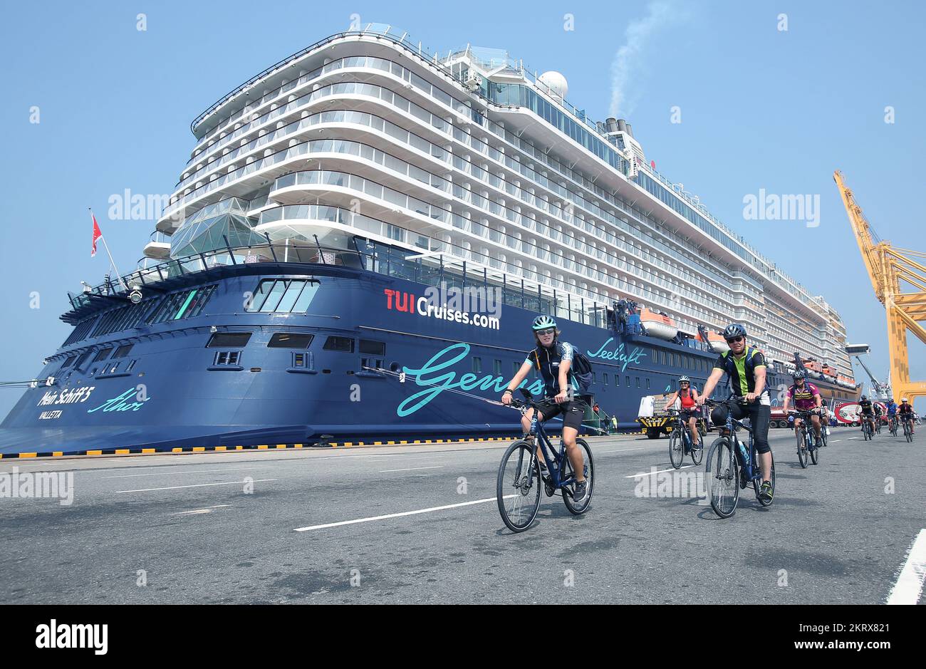 Colombo, Sri Lanka. 29th Nov, 2022. The "Mein Schiff 5", a luxury ...