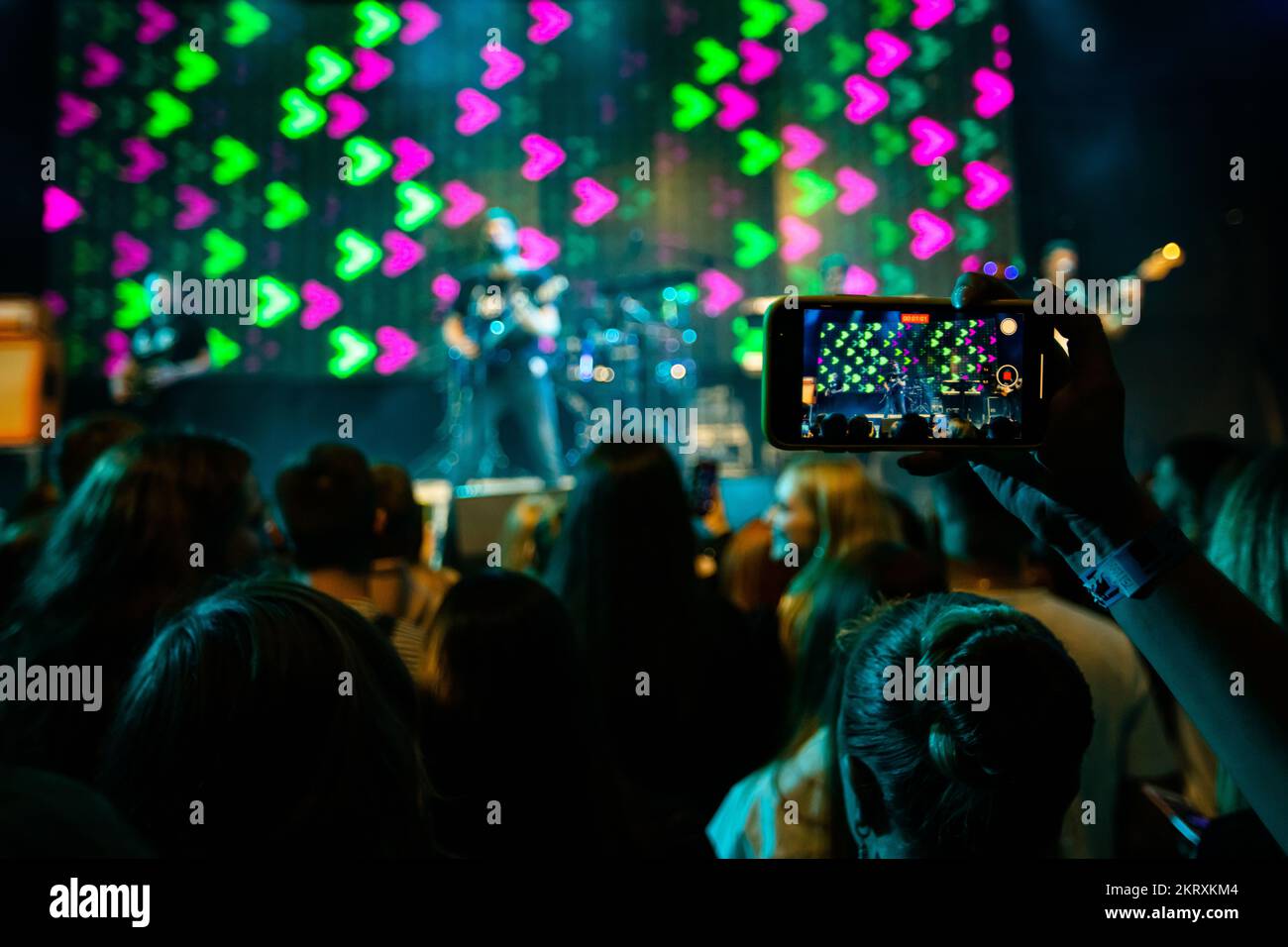 Crowd concert cell phones hi-res stock photography and images - Alamy