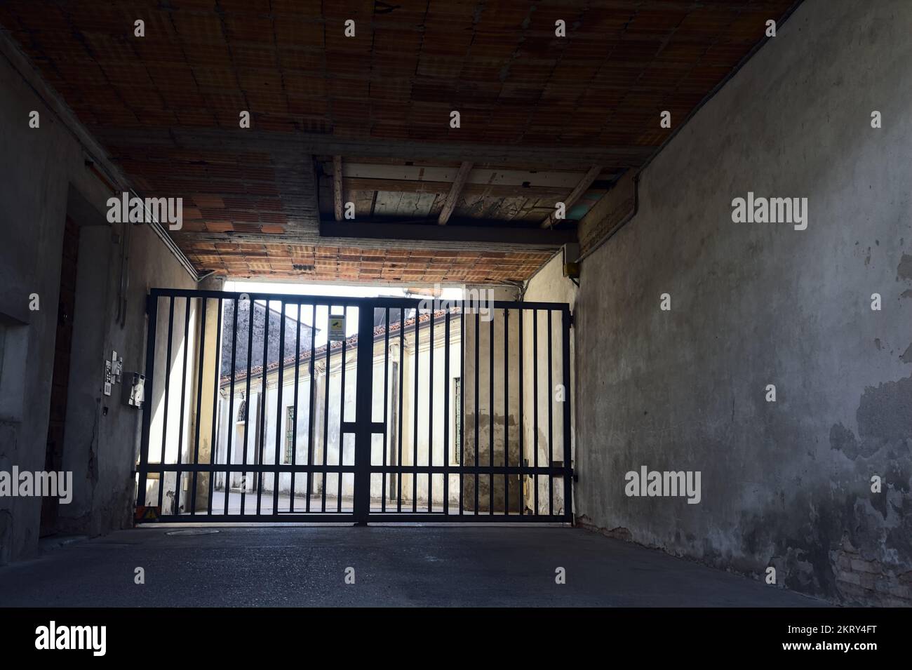 Entrance to a mansion closed by a gate Stock Photo - Alamy