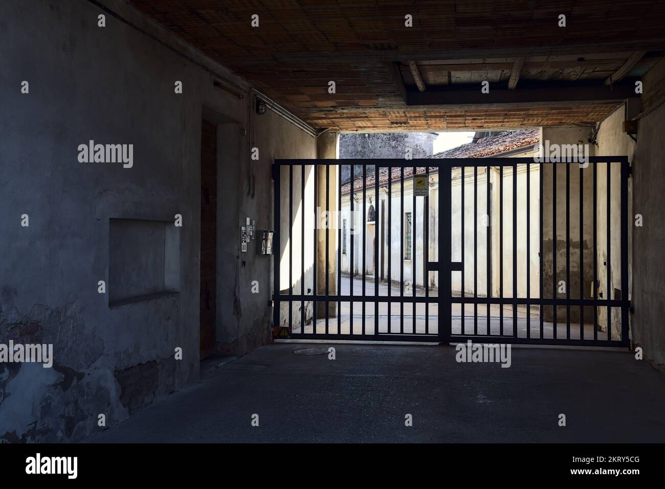 Entrance to a mansion closed by a gate Stock Photo - Alamy