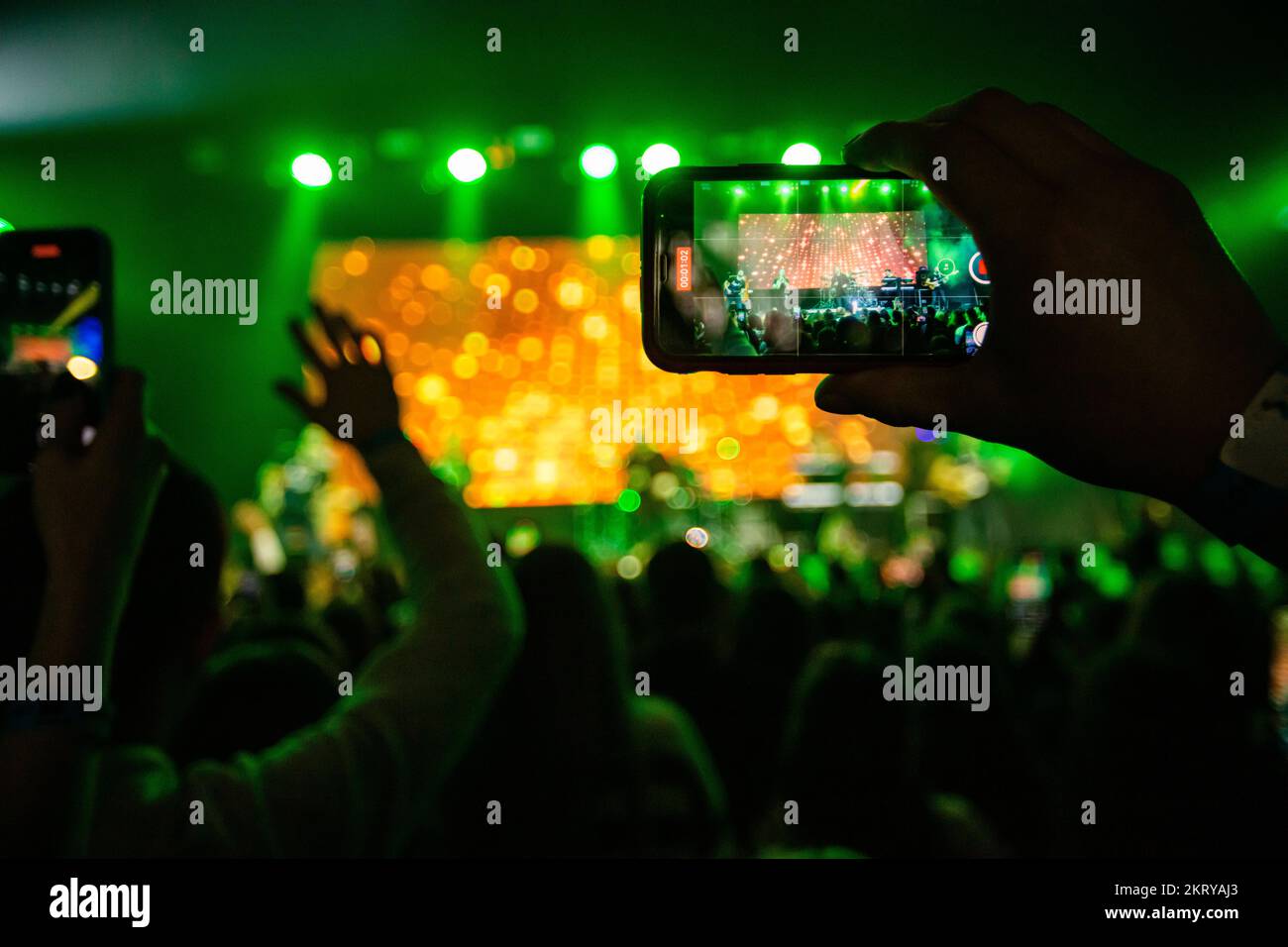 Concert people mobile phones hi-res stock photography and images - Alamy
