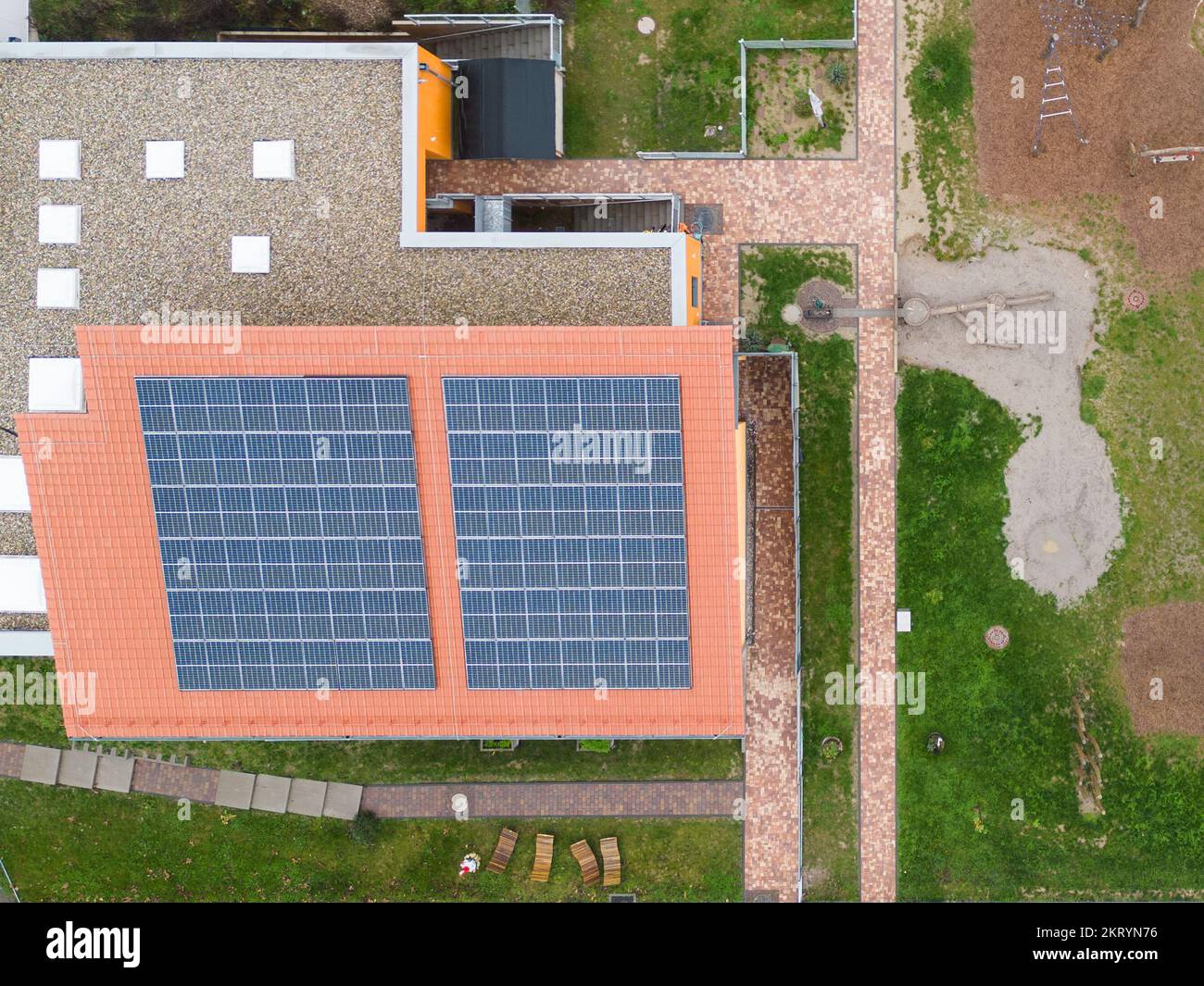 Nieder Olm, Germany. 29th Nov, 2022. A photovoltaic system is mounted ...
