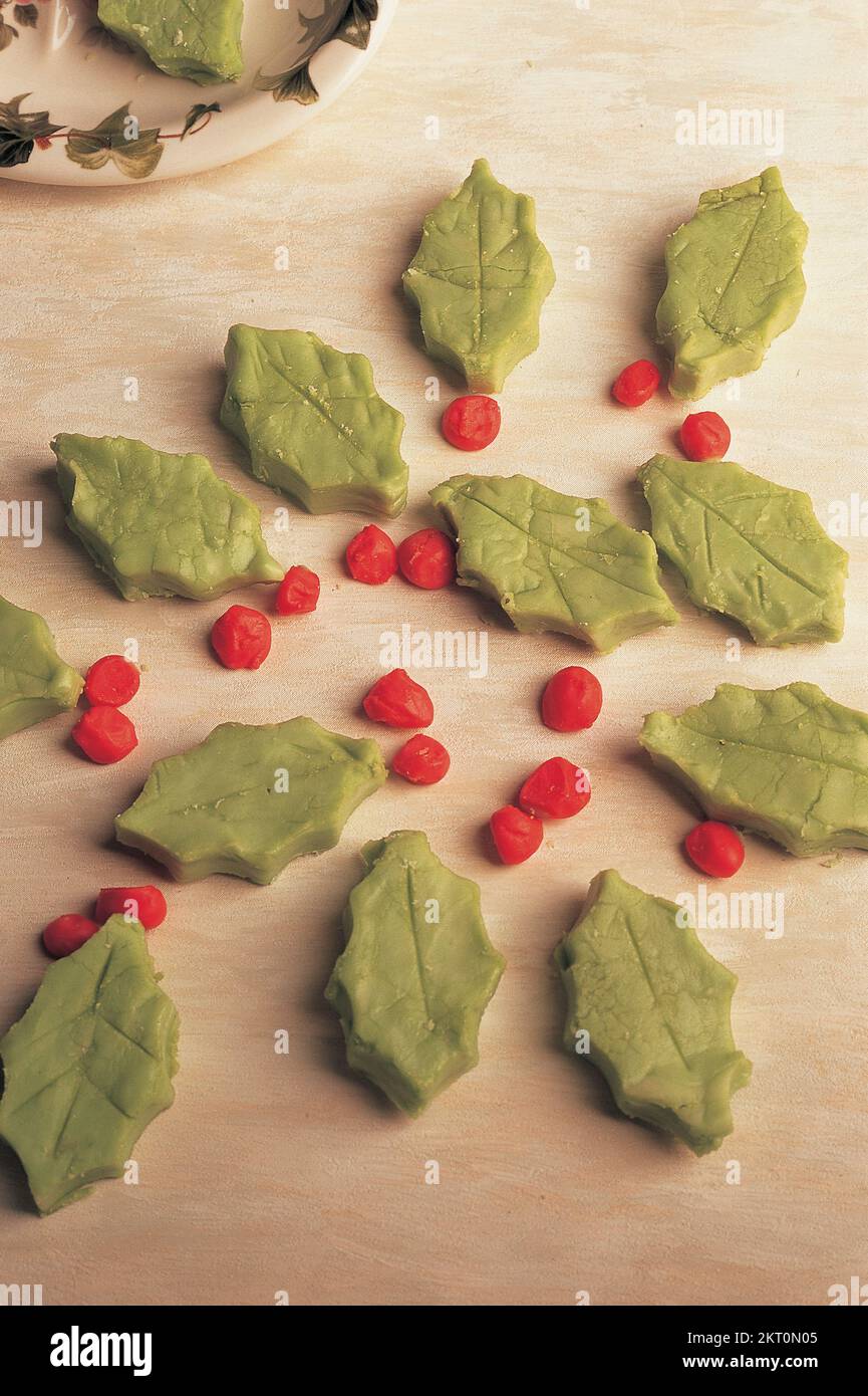 Holly shaped leaves hi-res stock photography and images - Alamy