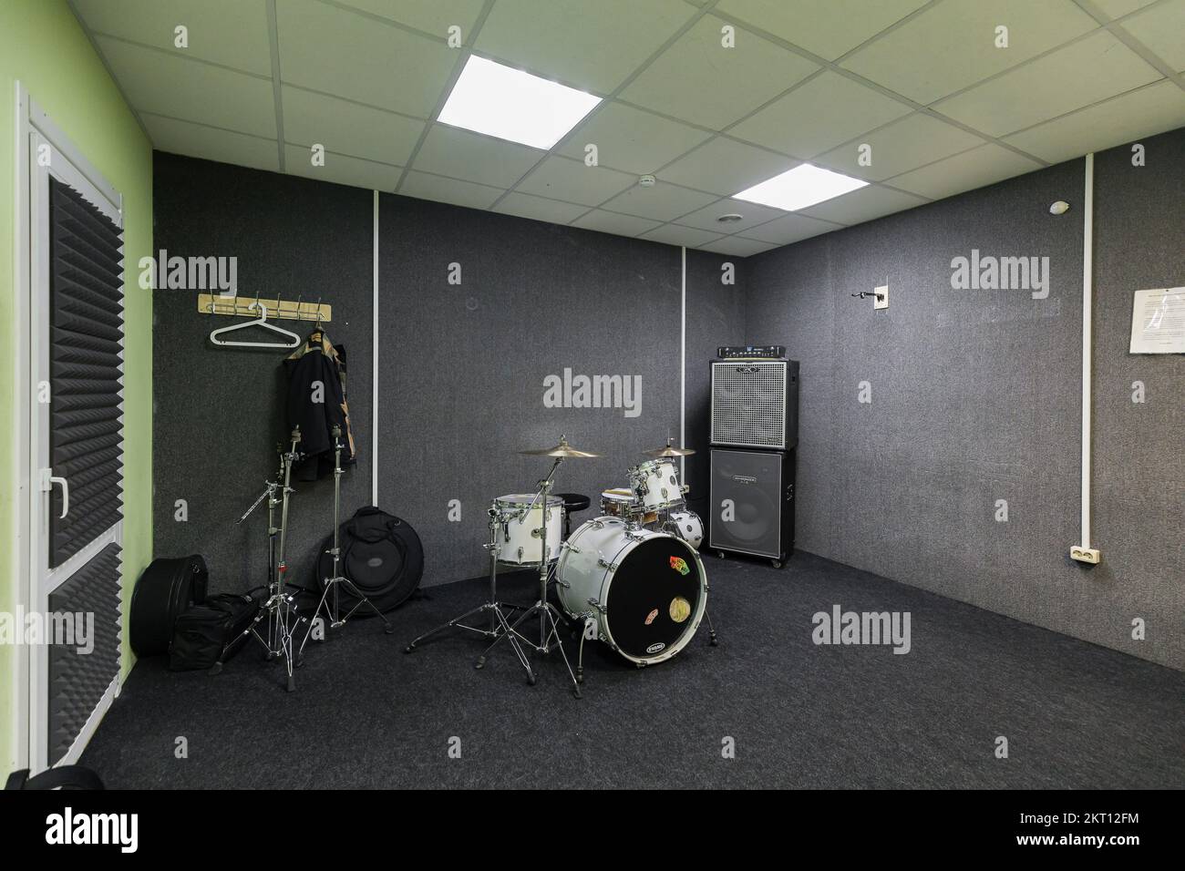 Photograph of a drum kit and its details Stock Photo - Alamy