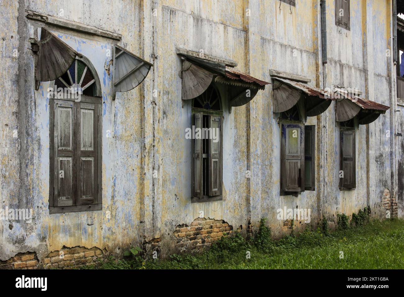 Awning style windows hi-res stock photography and images - Alamy