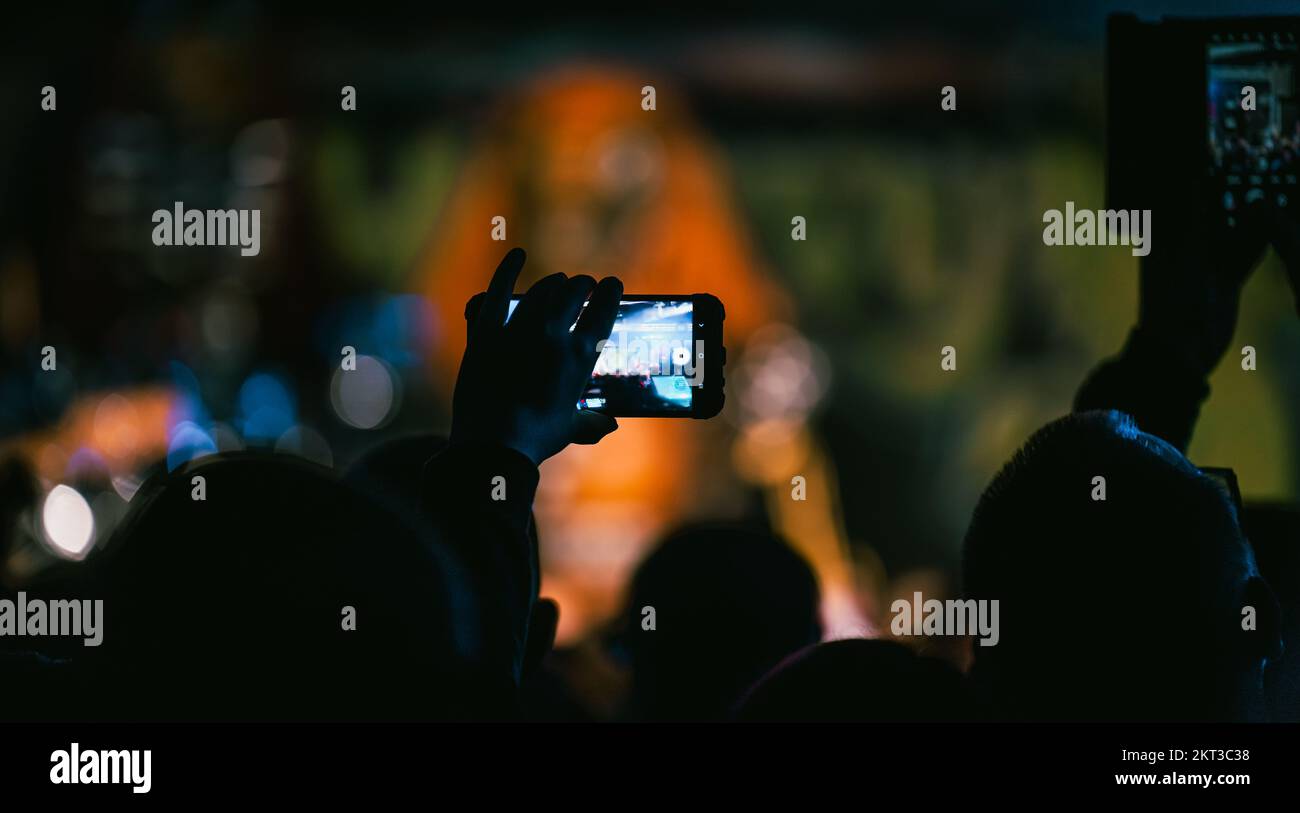 Filming mobile phone hi-res stock photography and images - Alamy