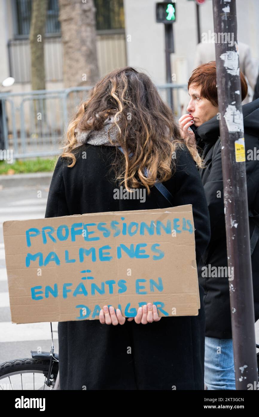 Several hundred demonstrators gather in front of the Ministry of Health ...