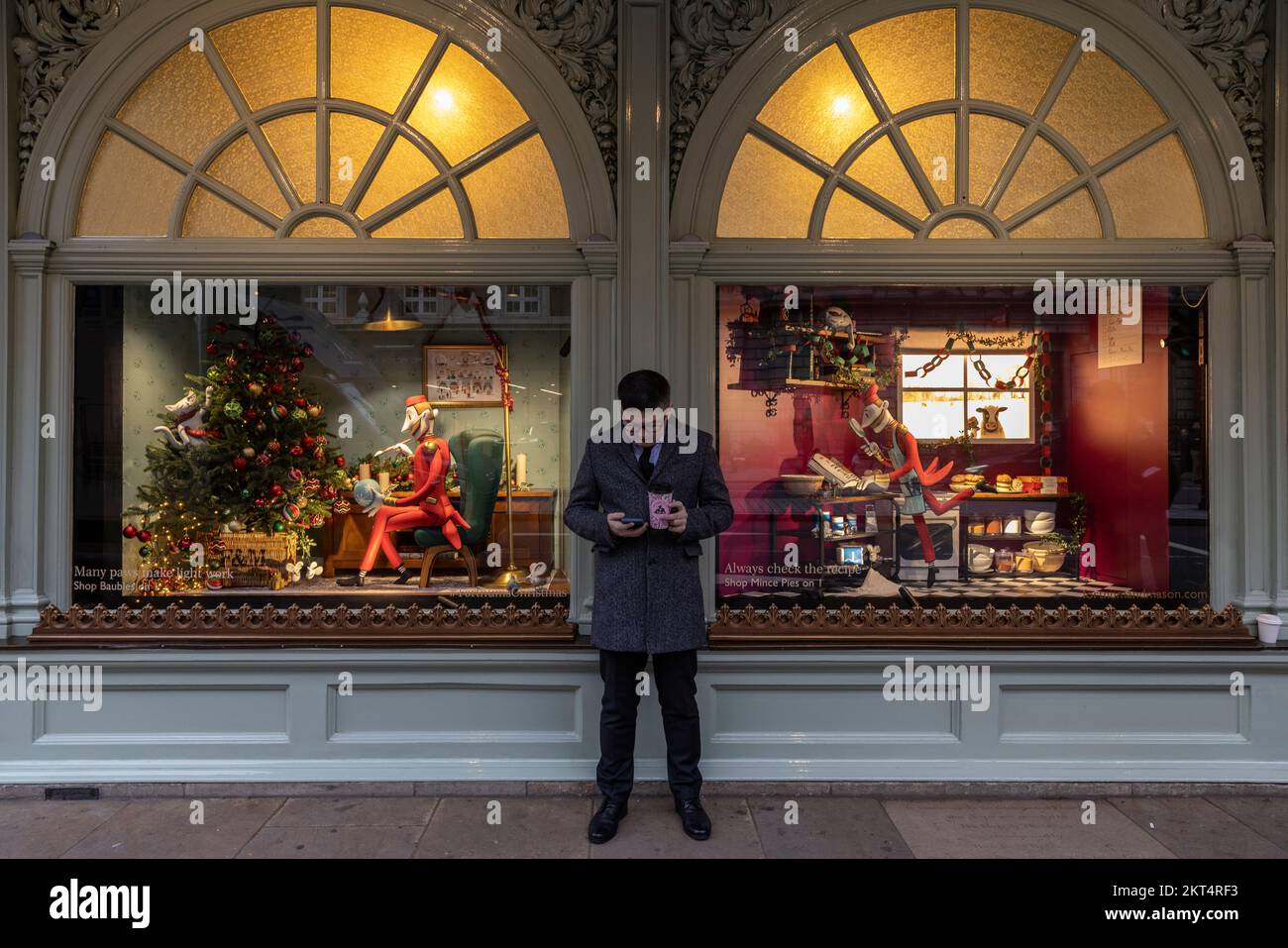Fortnum and mason christmas window 2022 hi-res stock photography and ...