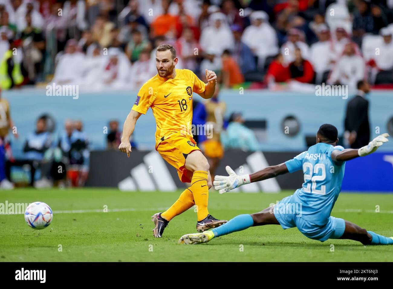 AL KHOR - Vincent Janssen of Holland and Qatar goalkeeper Meshaal ...