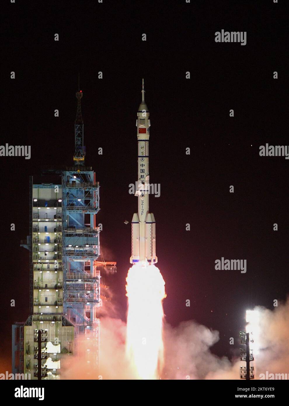 (221129) -- JIUQUAN, Nov. 29, 2022 (Xinhua) -- The manned spaceship ...