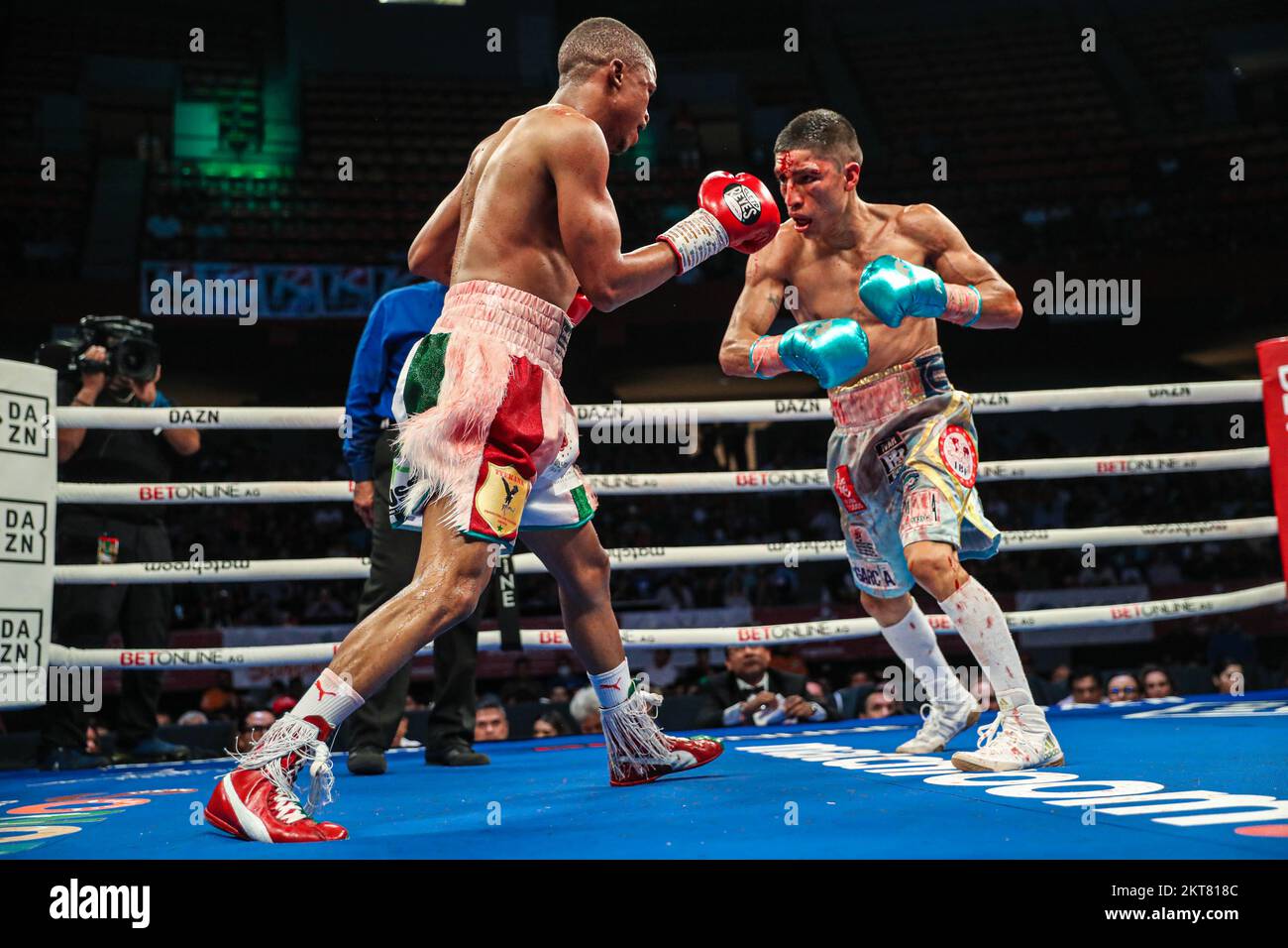 HERMOSILLO, MEXICO - SEPTEMBER 03: Hector Flores (blue gloves) fight ...
