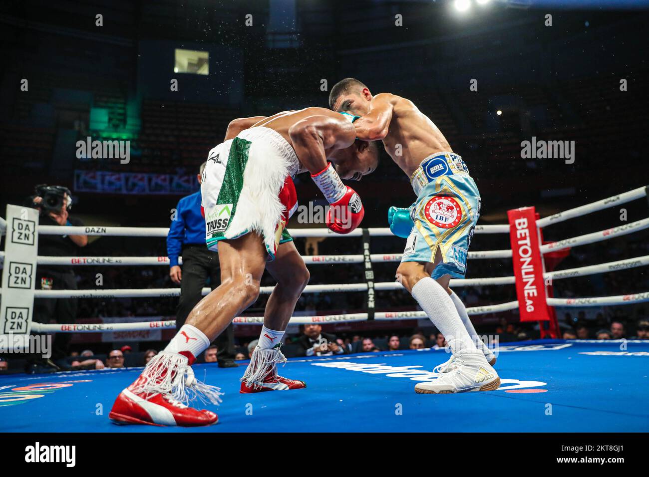 HERMOSILLO, MEXICO - SEPTEMBER 03: Hector Flores (blue gloves) fight ...