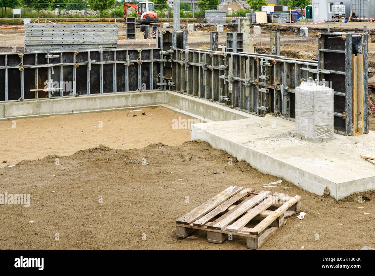Concrete base for column, concrete formwork with precast mechanism on ...