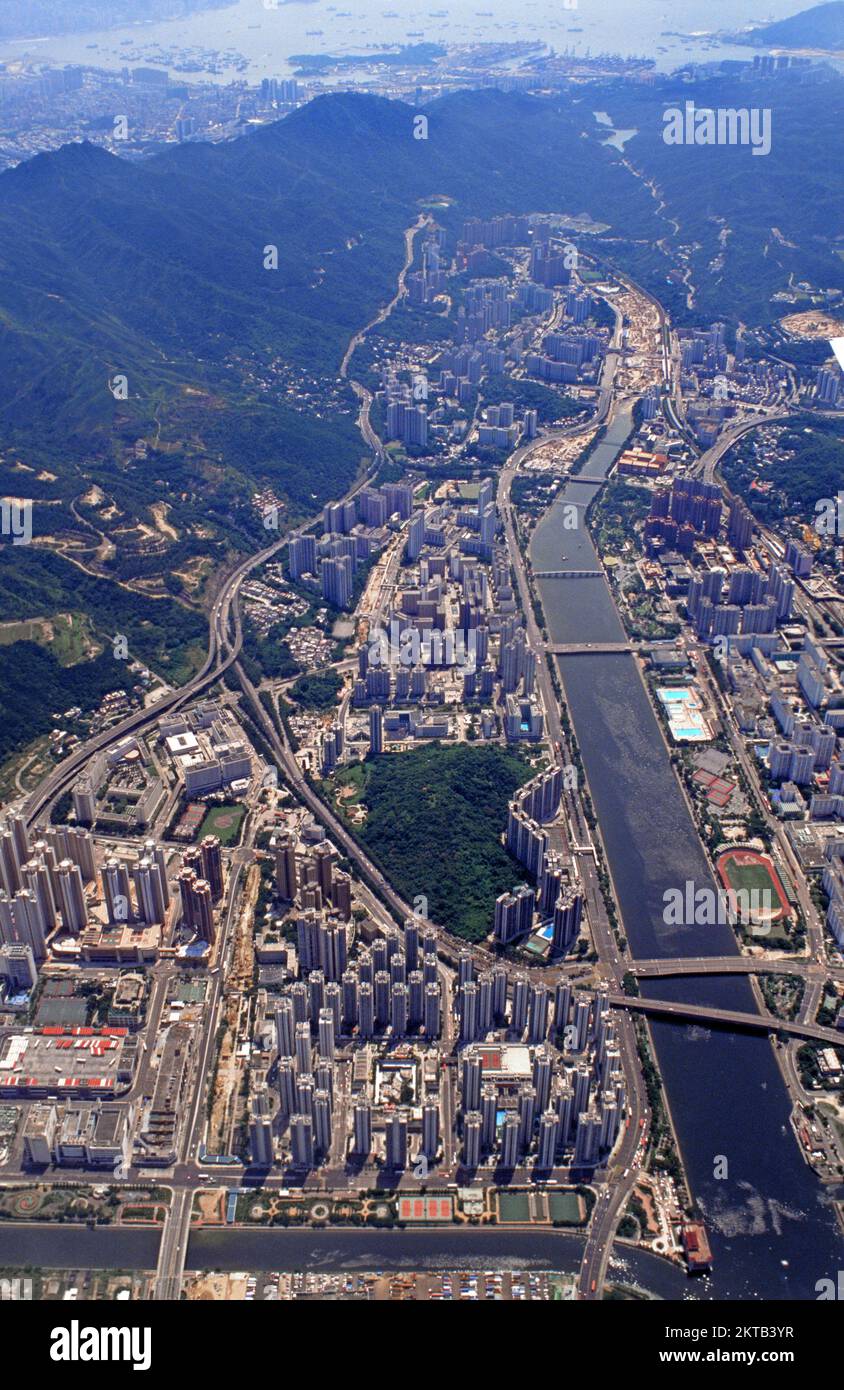 Honkgong-ShaTin am Shing Mun Fluss von oben; unten die uniformen High ...