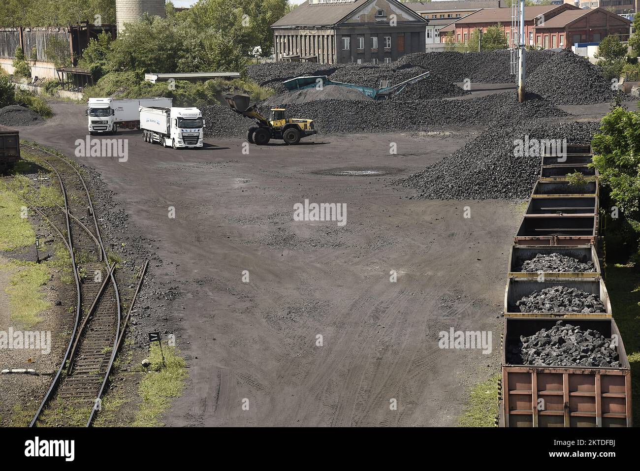 Outdoor coke warehouse at the Sverma coking plant in Ostrava (CTK Photo ...