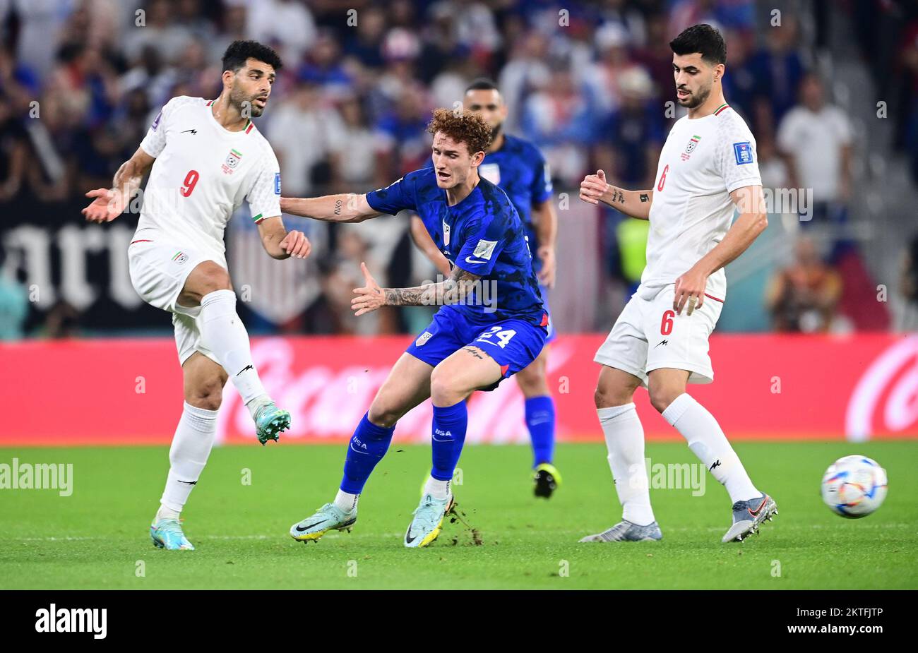 v.l. Mehdi Taremi, Josh Sargent (USA), Saeid EzatolahiDoha, 29.11.2022 ...